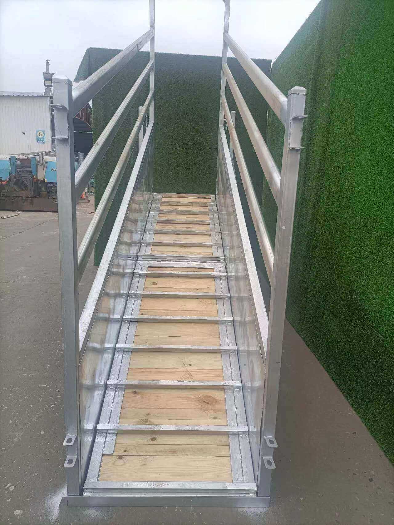 Cattle loading ramp with timber floor - 3.6m long – Mixsteel